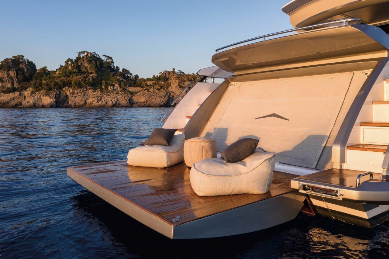 Yacht AZIMUT S8, Azimut Yachts | CHARTERWORLD Luxury Superyacht Charters